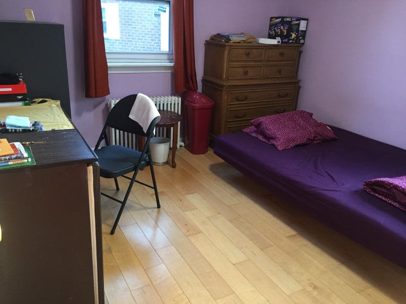 'Large Room Available. Ideal For Medical Intern/Pro' Room to Rent from ...
