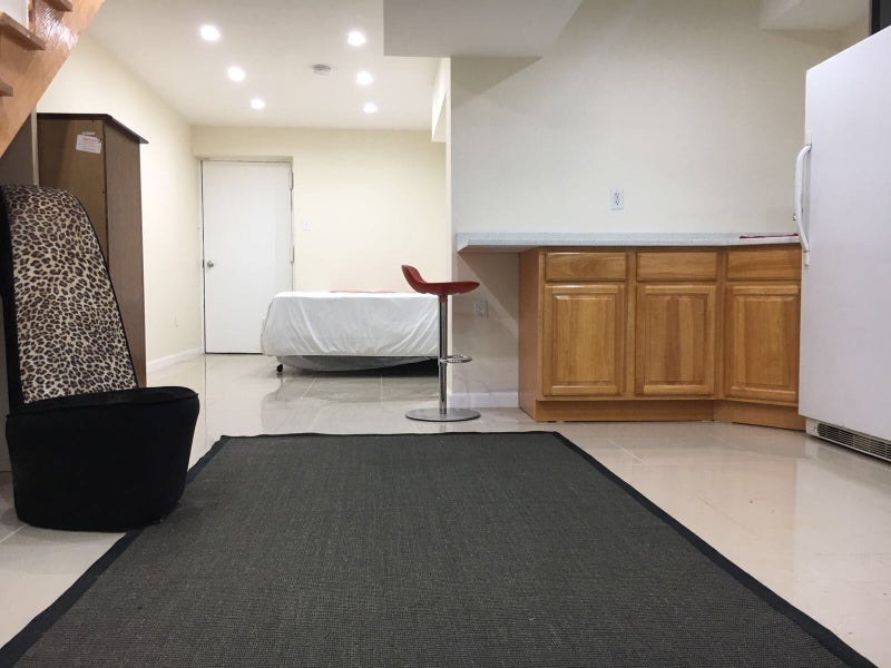 'Studio with no kitchen in ASTORIA' Room to Rent from SpareRoom