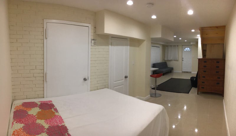 'Studio with no kitchen in ASTORIA' Room to Rent from SpareRoom