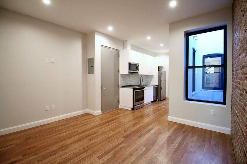 '2 Bedrooms Available In Newly Renovated Apartment' Room to Rent from ...