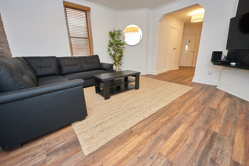 'Room In Fully Furnished Apt - Huge 5 Br' Room to Rent from SpareRoom