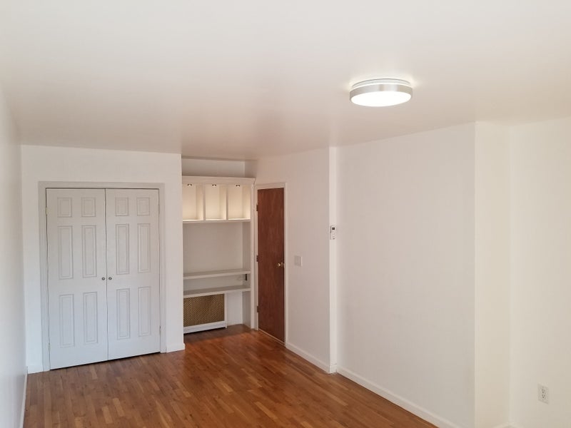 '220 sq. ft. Private Room, 1 block from N/W' Room to Rent from SpareRoom