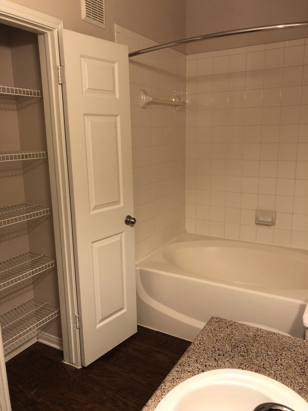'Large Room w/ Private Bathroom' Room to Rent from SpareRoom