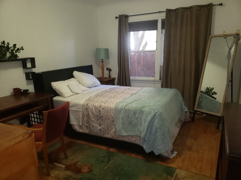 'Ideal for Intern, getting grounded in LA, work pro' Room to Rent from ...