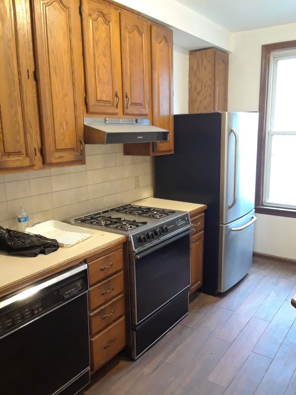 '14X11 Massive Room with AC, Utilities, WiFi, Yard' Room to Rent from ...