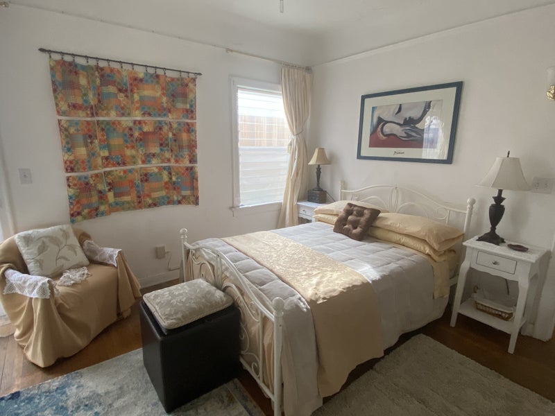 'Light, airy room in the very best LA area.' Room to Rent from SpareRoom