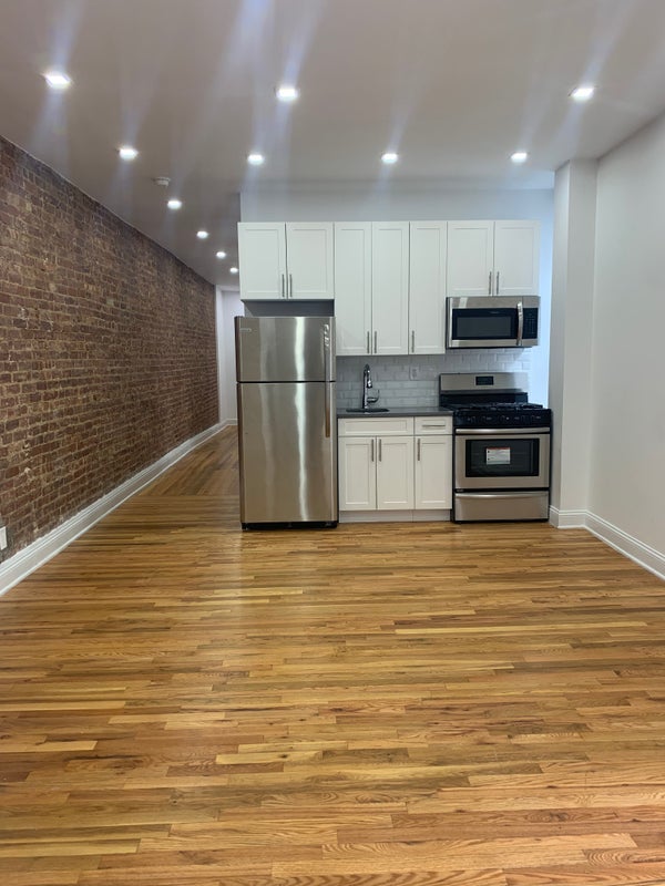 '1 room left for sept 1! Gorg apt with 2 bath! W/d' Room to Rent from ...