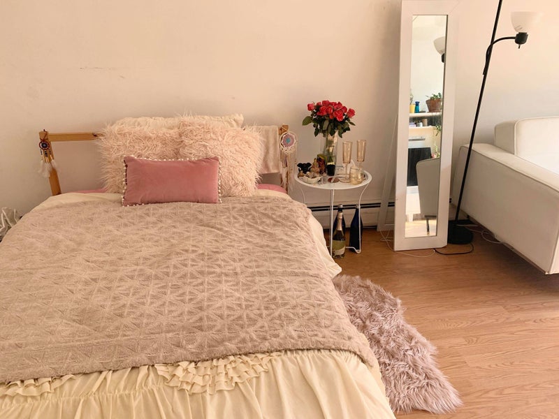 'Large private room with Balcony in Sunnyside! ' Room to Rent from ...