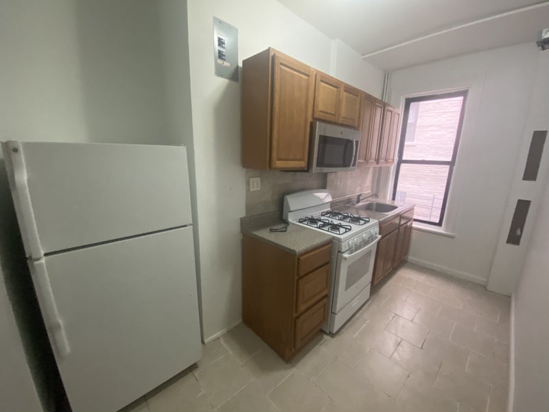 'Budget Rooms In 3 Bedroom Apartment!' Room to Rent from SpareRoom