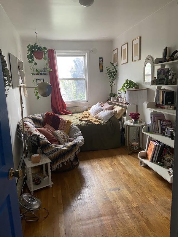 'Large bedroom in Clean, Peaceful Apartment ' Room to Rent from SpareRoom