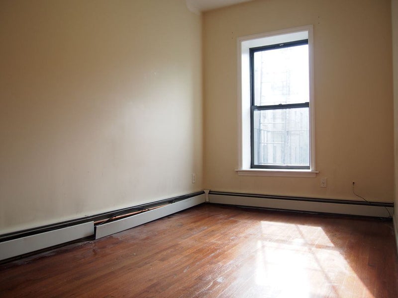'Large room for rent in spacious apartment.' Room to Rent from SpareRoom