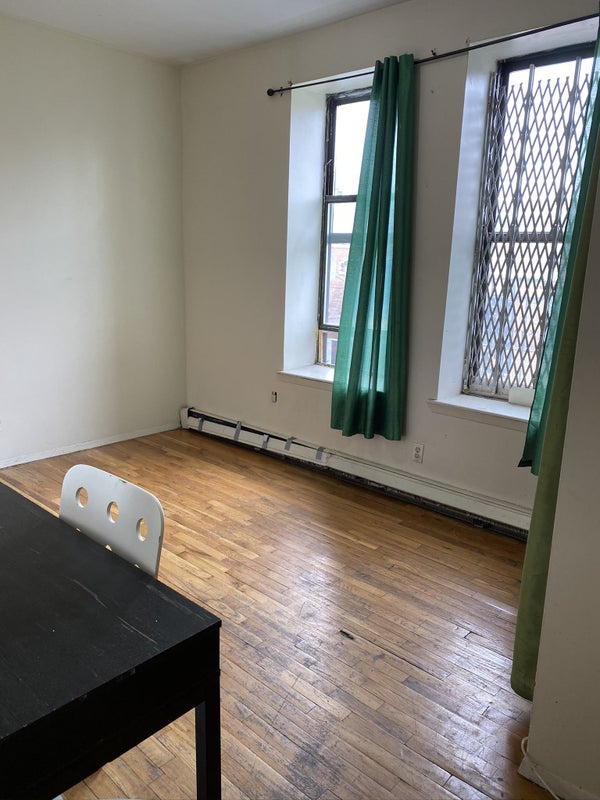 'HUGE 14x15 room with 2 windows & double closet!! ' Room to Rent from ...
