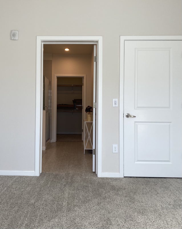 'Large Room In Luxury Apt Complex ' Room to Rent from SpareRoom