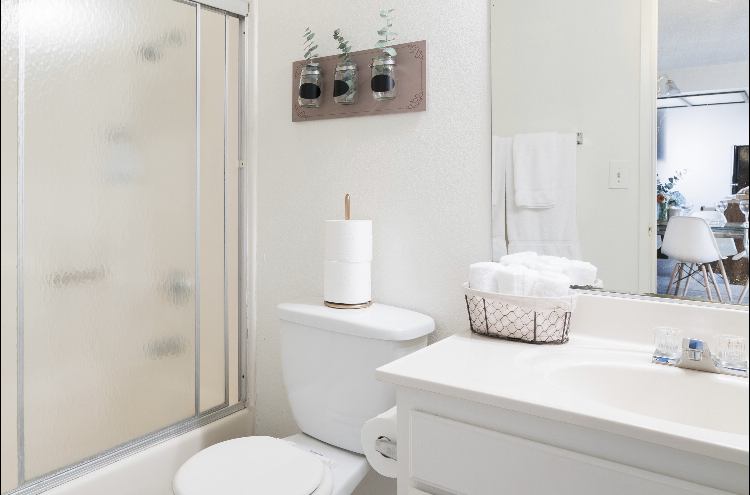 'Private Room And Bathroom For Rent In An Apartment' Room to Rent from ...