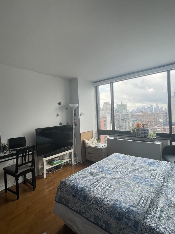 'Spacious and brightly lit room in luxury high-rise' Room to Rent from ...