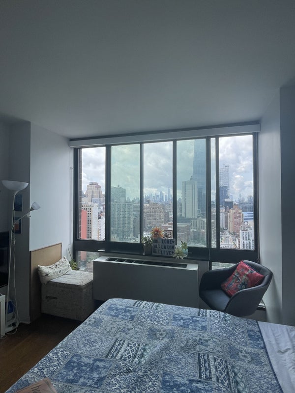 'Spacious and brightly lit room in luxury high-rise' Room to Rent from ...