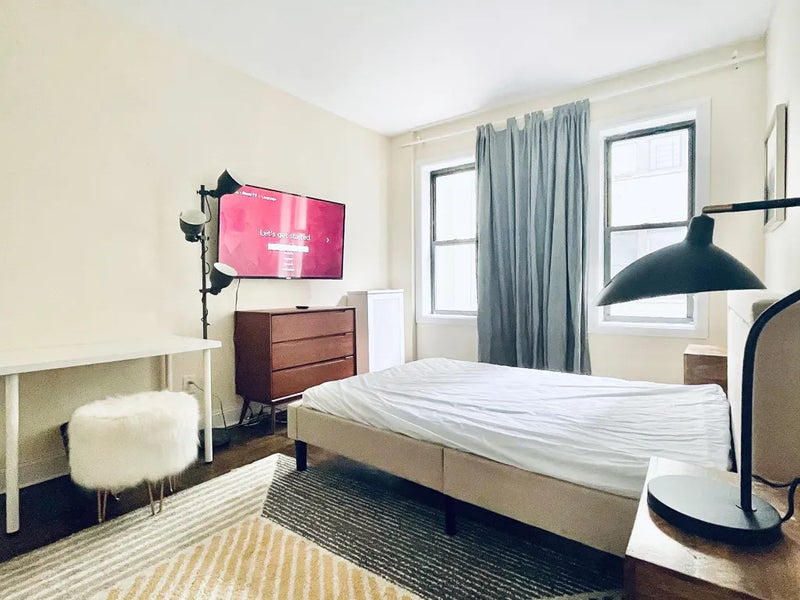 'Huge HDTV room, 35 min to Manhattan, all girls #31' Room to Rent from ...