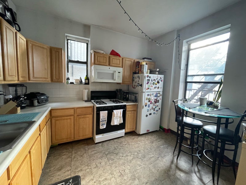 'Bedroom available in 3B/1Bath' Room to Rent from SpareRoom
