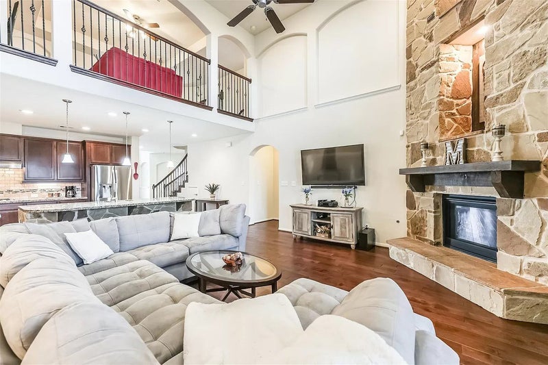 'Large Beautiful Home with Pool / Upgrades, Turnkey' Room to Rent from ...