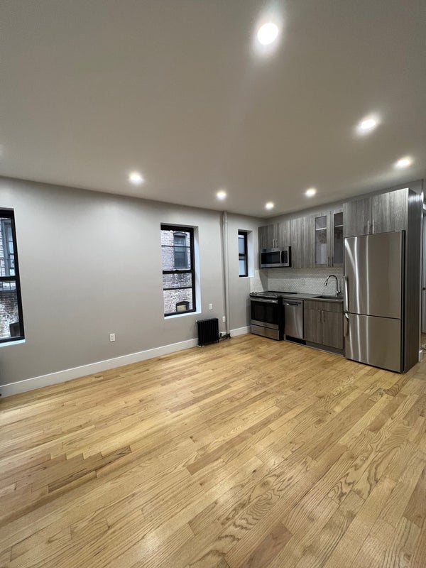 '4 bed 2 bath - ASAP/ Nov 1st' Room to Rent from SpareRoom