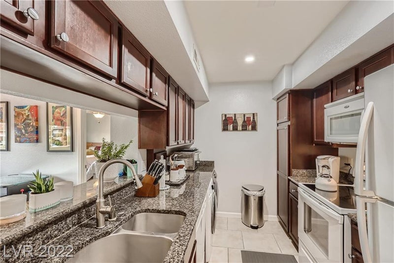 'Shared room at the Las Vegas Country Club' Room to Rent from SpareRoom