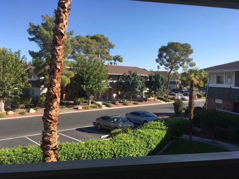 'Shared room at the Las Vegas Country Club' Room to Rent from SpareRoom