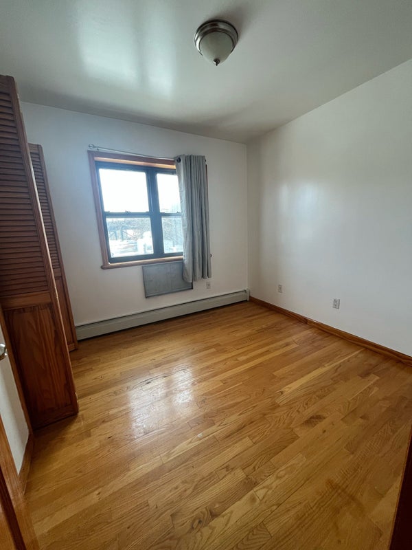 'Cozy Room Available In Woodside ' Room to Rent from SpareRoom