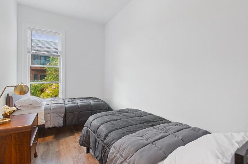 '2-people shared female and male w/ twin-size bed!' Room to Rent from ...
