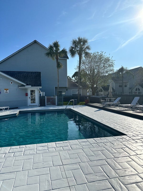 'Sunny condo w/ private bathroom and pool!!' Room to Rent from SpareRoom