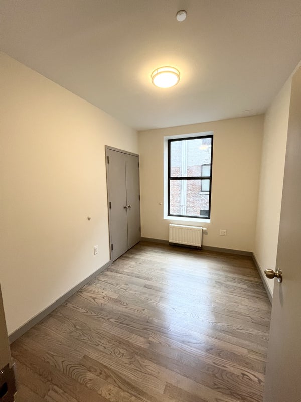 '1 room left in a brand-new building W/D NO FEE' Room to Rent from ...