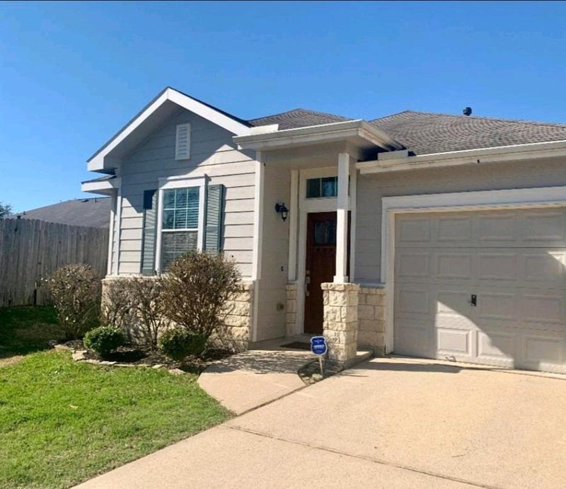 'Charming home near ExxonMobil & SpringWood Village' Room to Rent from ...