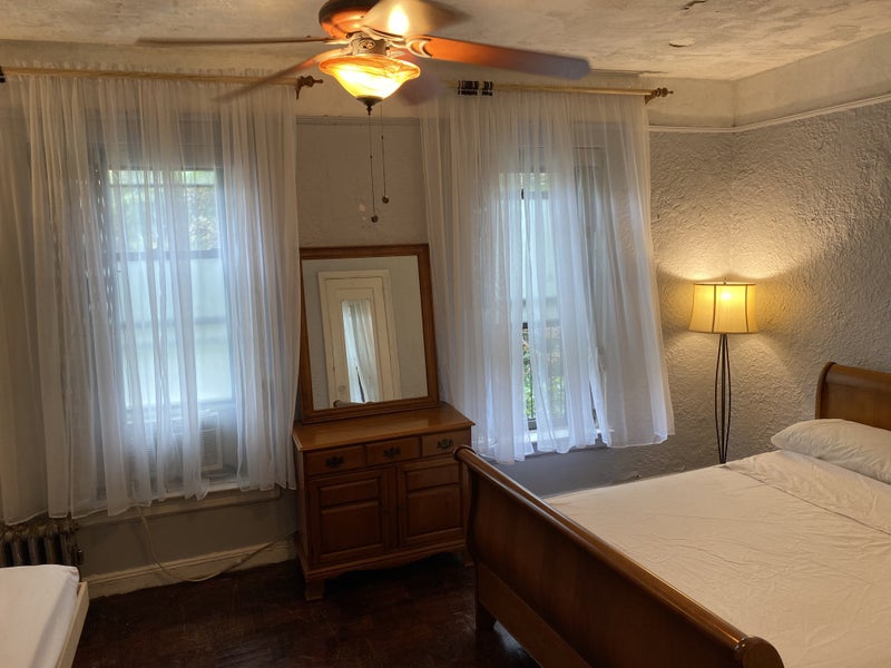 'Large furnished room close to Mt. Sinai and C. Par' Room to Rent from ...