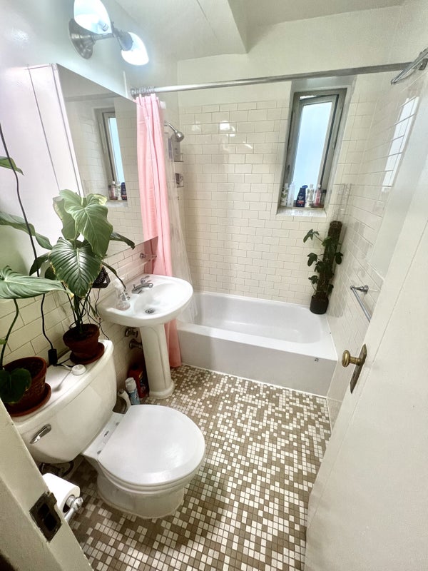 'Large Bright Room w/ Chill Clean Roommate' Room to Rent from SpareRoom