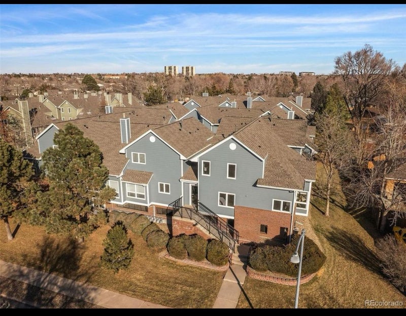 'Multilevel Condo with Bedrooms Separated by floor' Room to Rent from ...