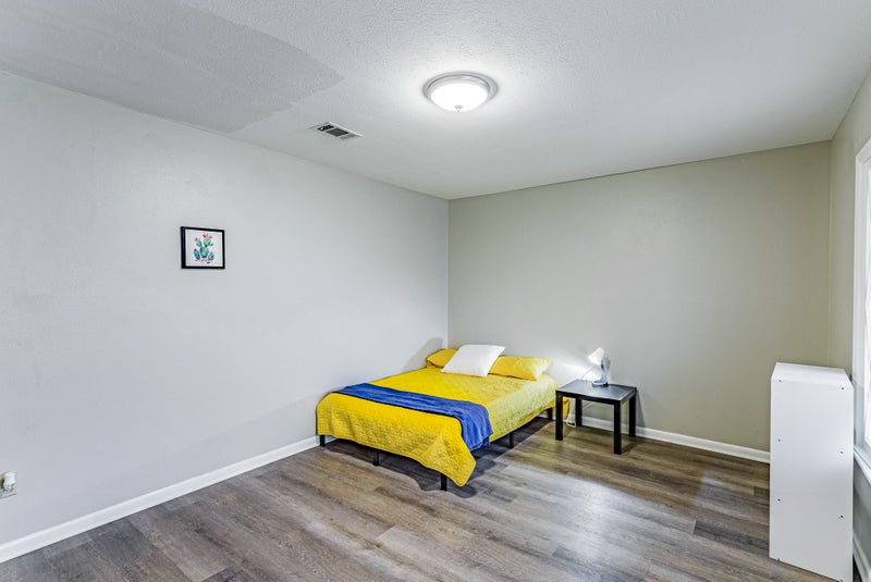 'Live in Fort Worth, a 4 minute walk to transit sto' Room to Rent from ...