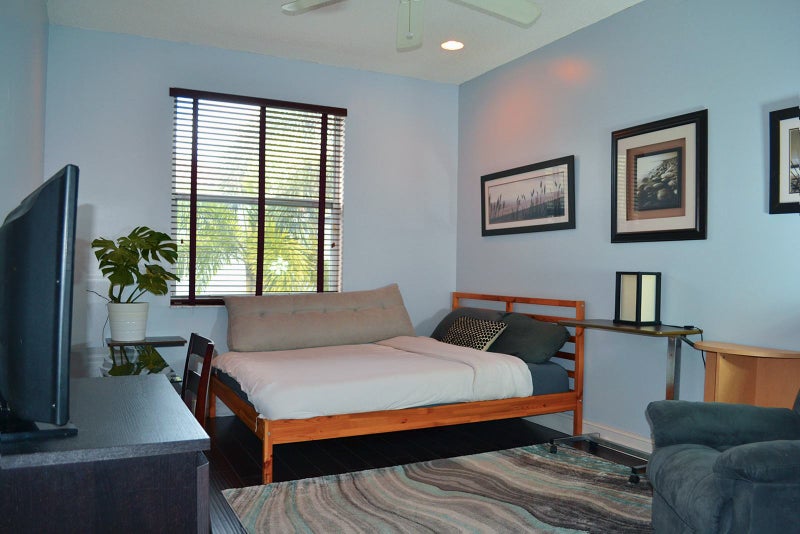 'Clean, Cozy Room In Safe & Charming Gated Neighbor' Room to Rent from ...