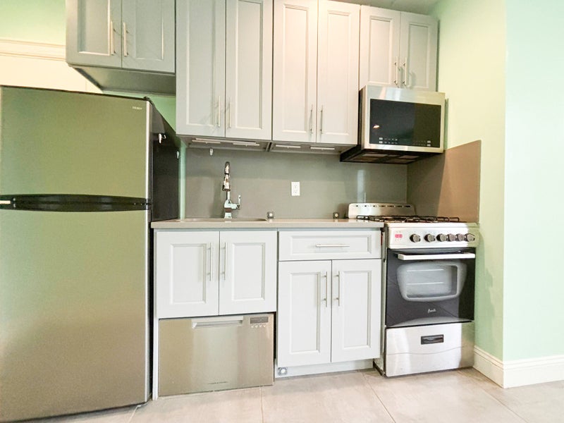 'Rent Stabilized Lease takeover - Elevator + WD ' Room to Rent from ...