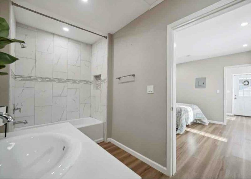 'Efficiency with patioprivacyfence and electric dri' Room to Rent from ...