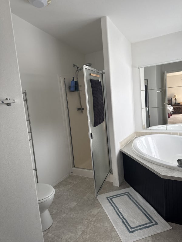 'Small town living. Private xl Mst. bed/bathroom ' Room to Rent from ...