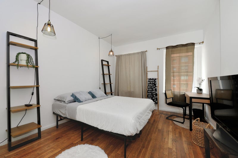 'Charming pre-war walk-up studio near Hudson Yards!' Room to Rent from ...