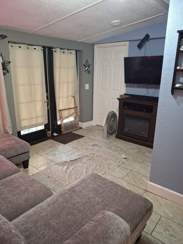 'Cocoa Home, a 5 minute walk to transit stop and sh' Room to Rent from ...