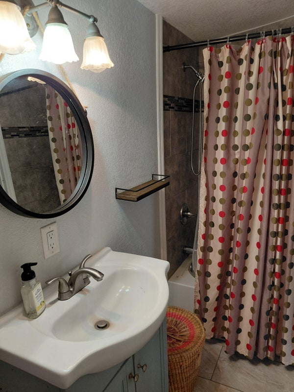 'Cocoa Home, a 5 minute walk to transit stop and sh' Room to Rent from ...